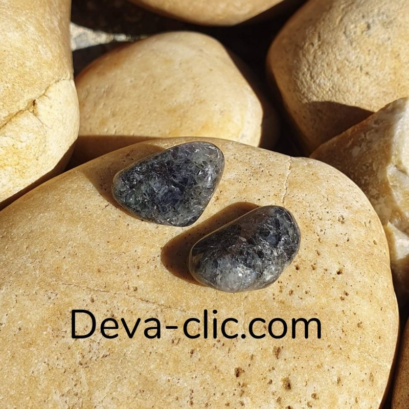 Iolite - cordiérite - saphir d eau - une pierre aux vertus méconnues